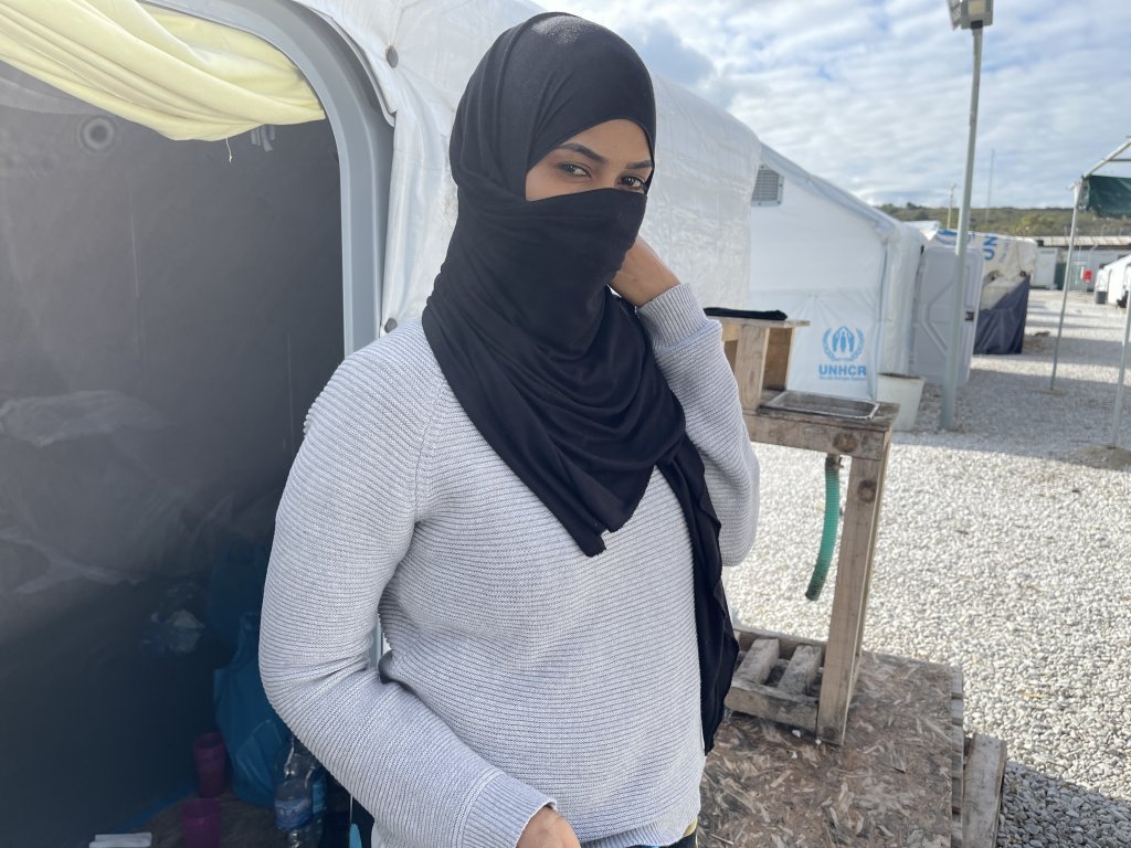 À Lesbos, la course des migrants vers le camp de Mavrovouni, havre de sécurité à l'abri des ...