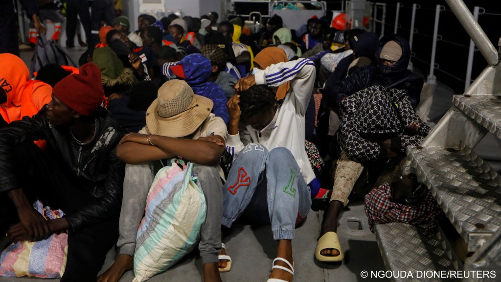 Four people dead, hundreds more reach Canary Islands - InfoMigrants