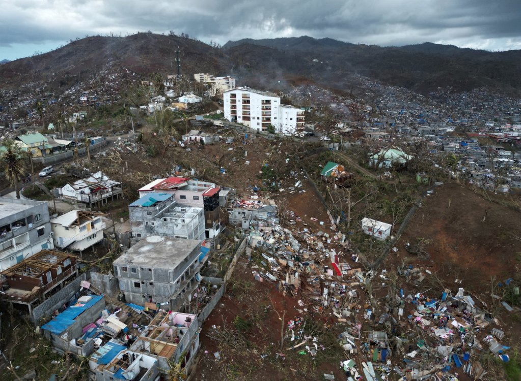 "On a été abandonnés": dix jours après le passage du cyclone à Mayotte ...