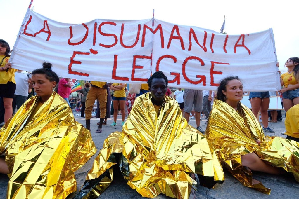 Thousands arrive on Lampedusa amid warnings Italy's stance will cost ...