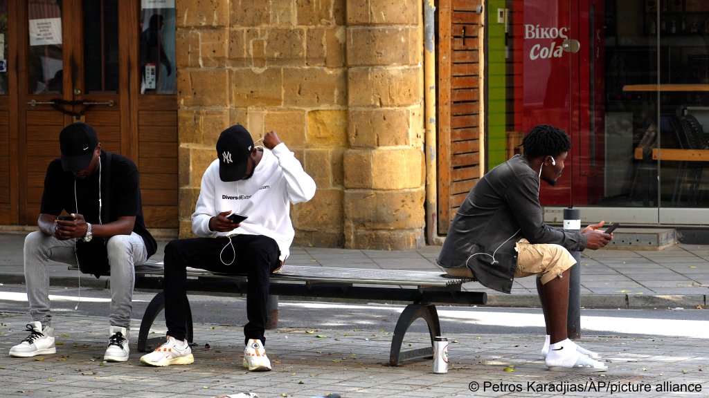 Hundreds of migrants arrive off the coast of Cyprus - InfoMigrants