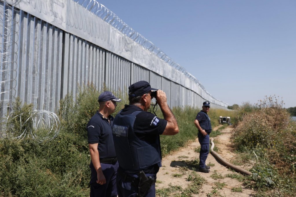 Greece to expand security and surveillance at border with Turkey ...
